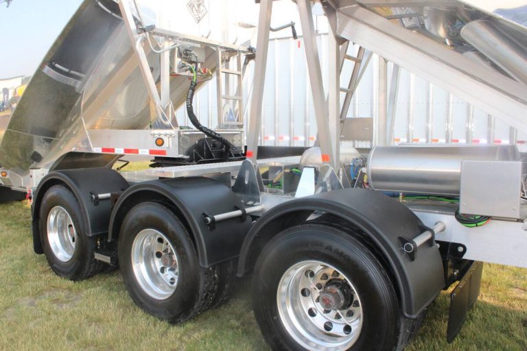 Aluminum grain trailers offer best of both worlds - Manitoba Co-operator